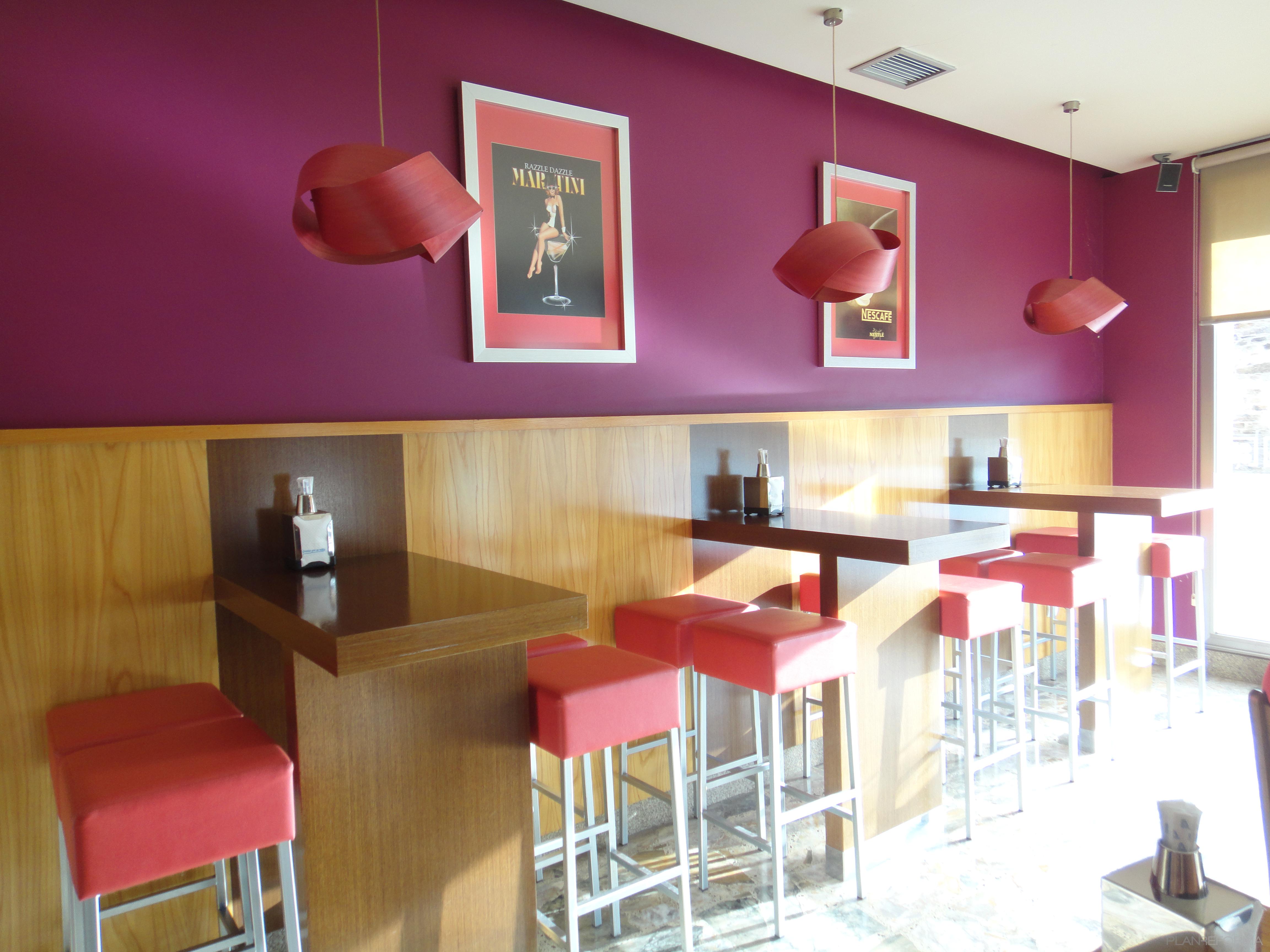 Cafeteria style contemporaneo color rojo, violeta, beige, marron, bronce