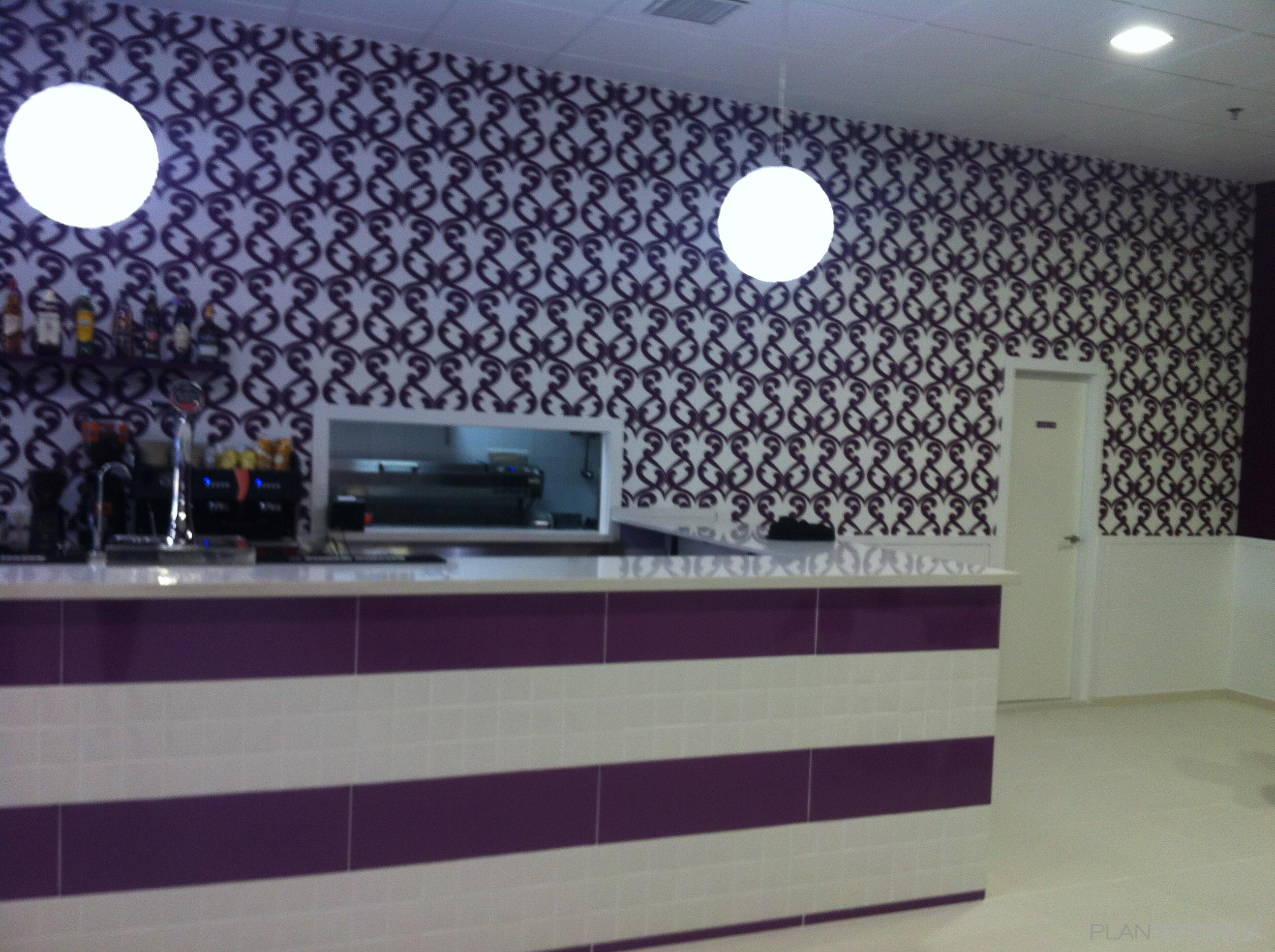 Restaurante style clasico color violeta, blanco