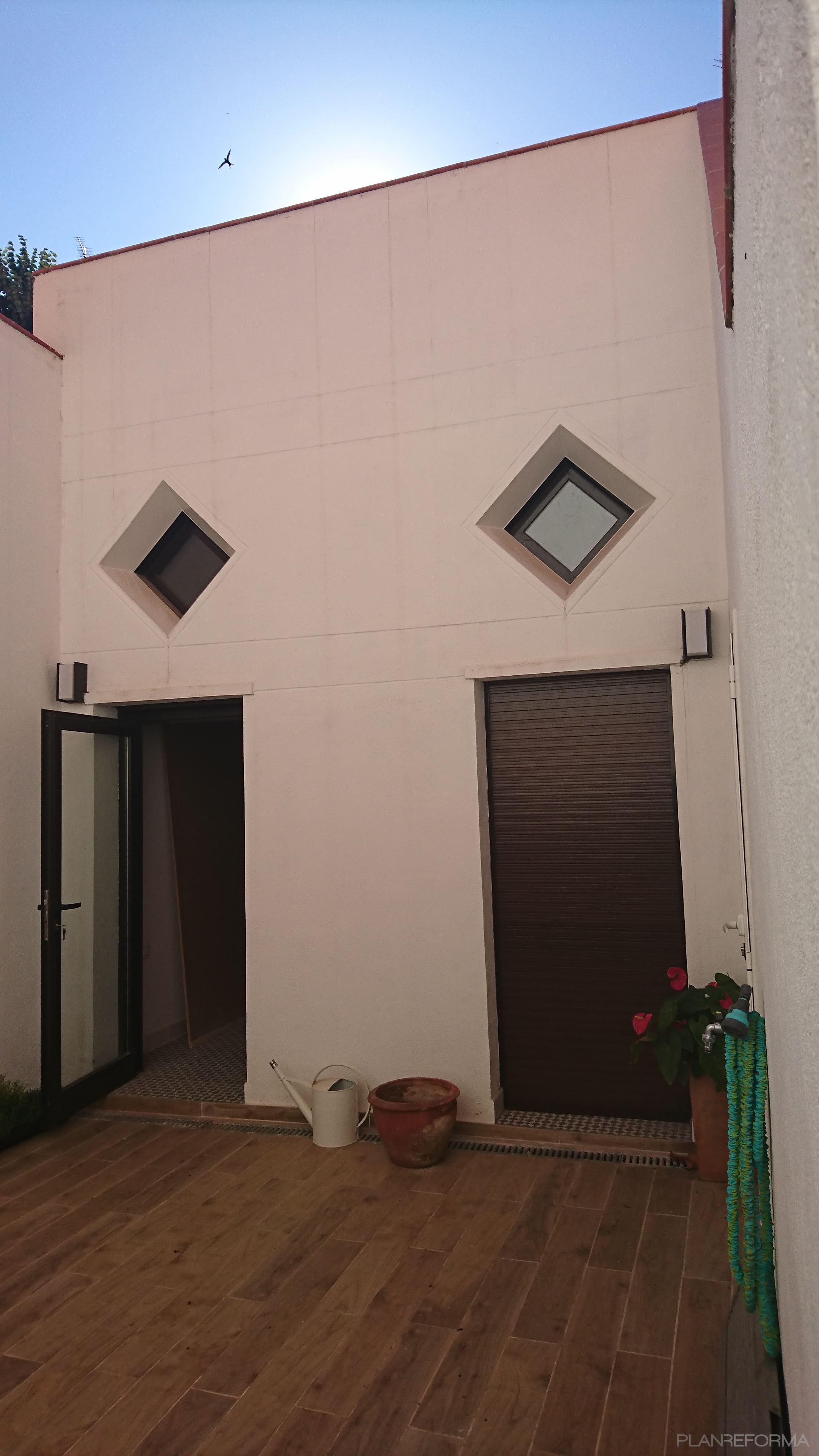 Patio, Exterior Estilo moderno Color marron, blanco, negro