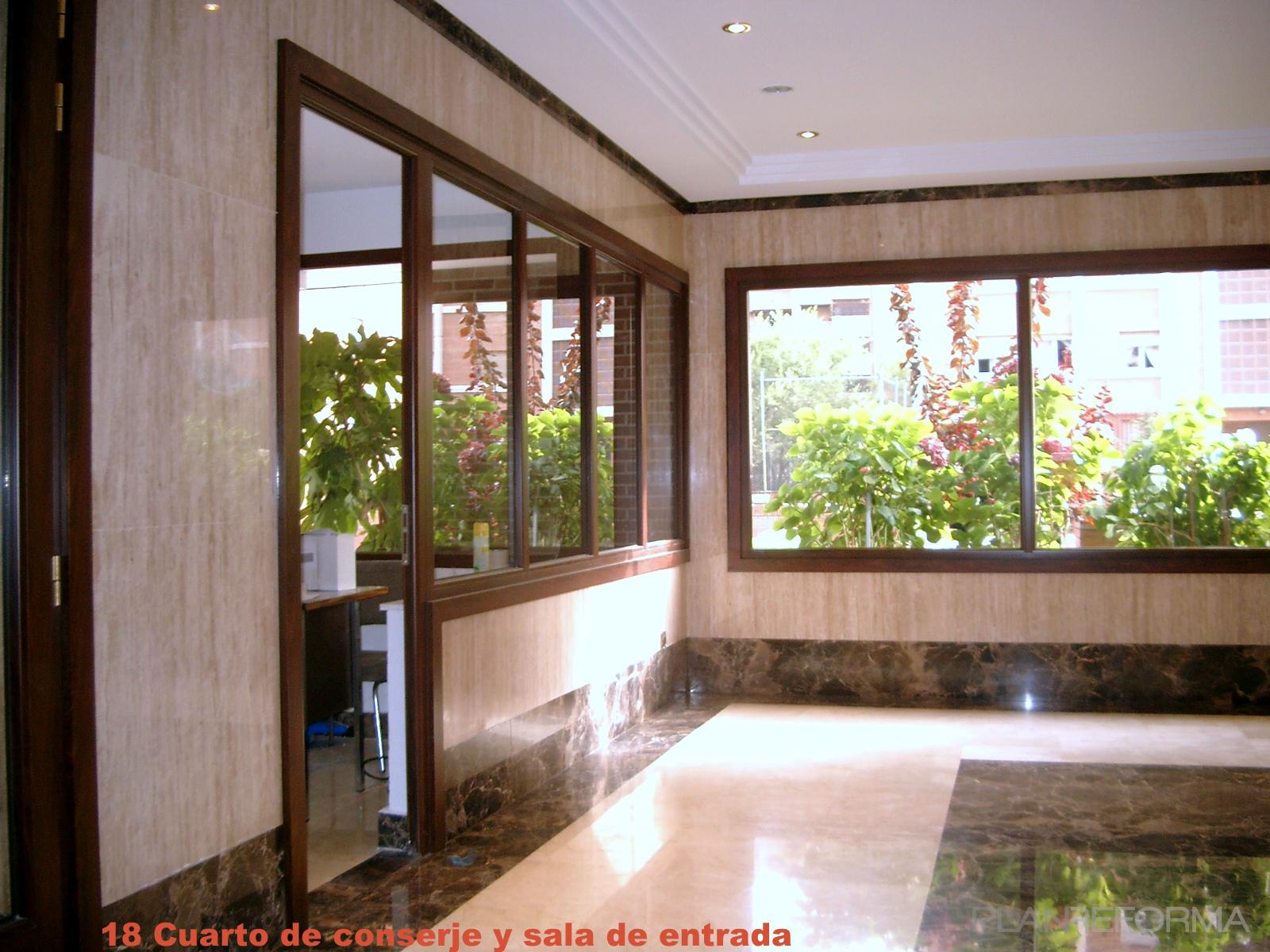 Vestibulo, Pasillo Estilo clasico Color marron, marron
