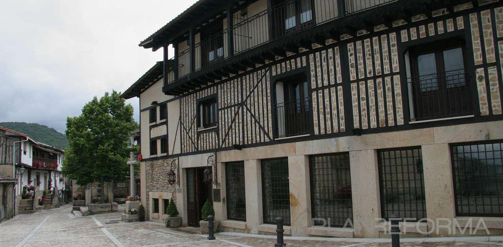 Exterior, Hotel style rustico color beige, negro