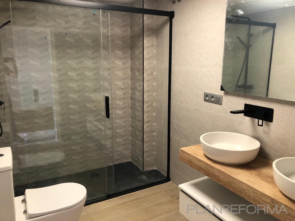 Baño Estilo moderno Color marron, blanco, negro