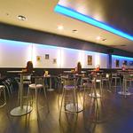 Cafeteria style contemporaneo color marron, blanco, plateado