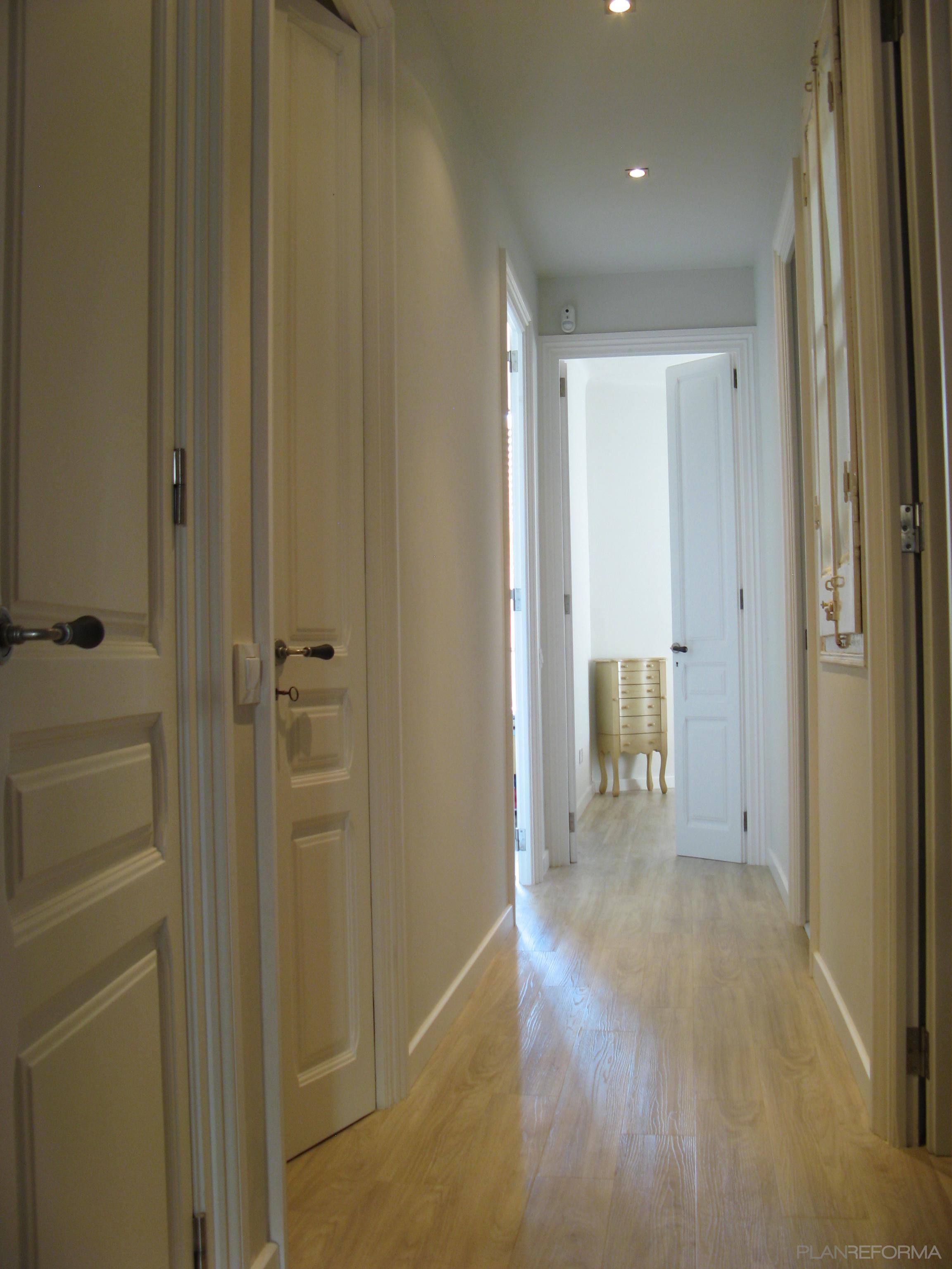 Pasillo style clasico color beige, gris, plateado