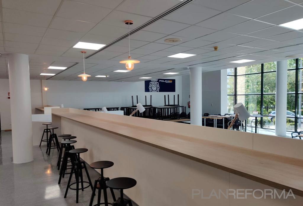 Vestibulo, Oficina, Cafeteria Estilo moderno Color beige, negro, plateado