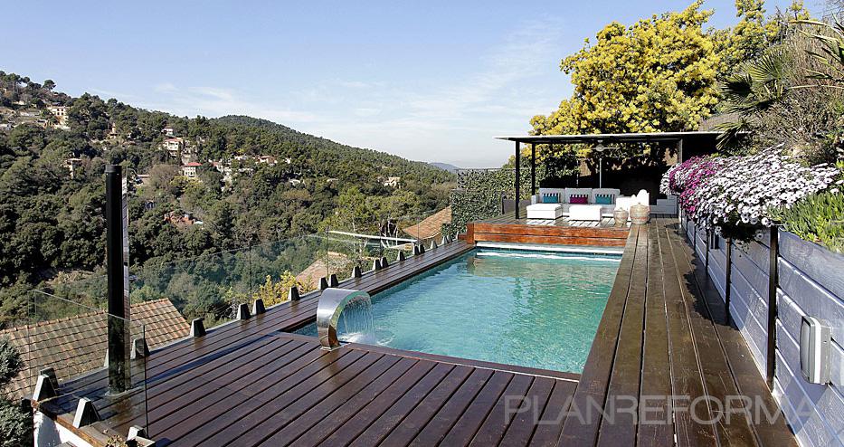 Piscina, Jardin style contemporaneo color turquesa, marron, blanco