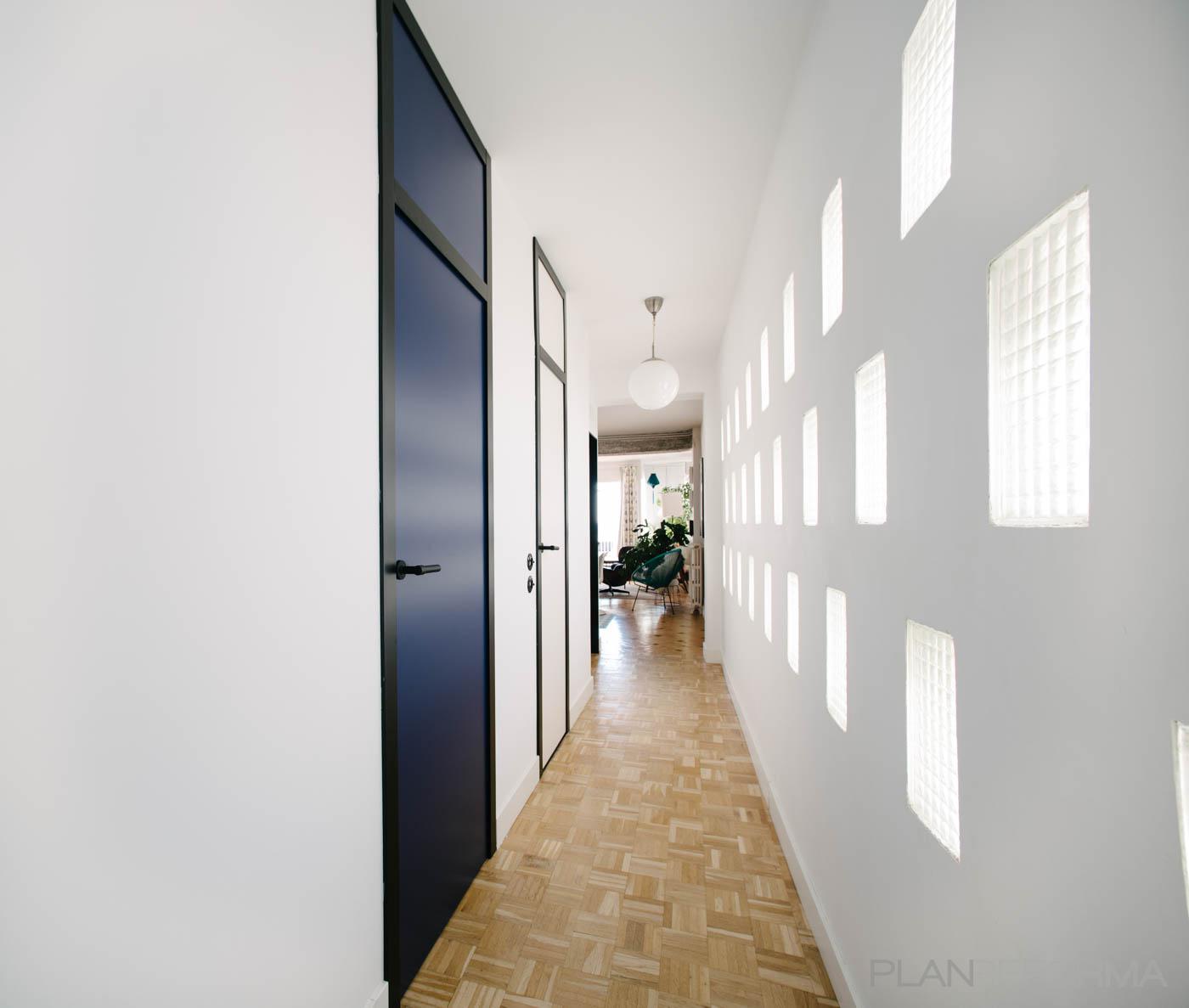 Pasillo Estilo moderno Color azul oscuro, blanco, negro