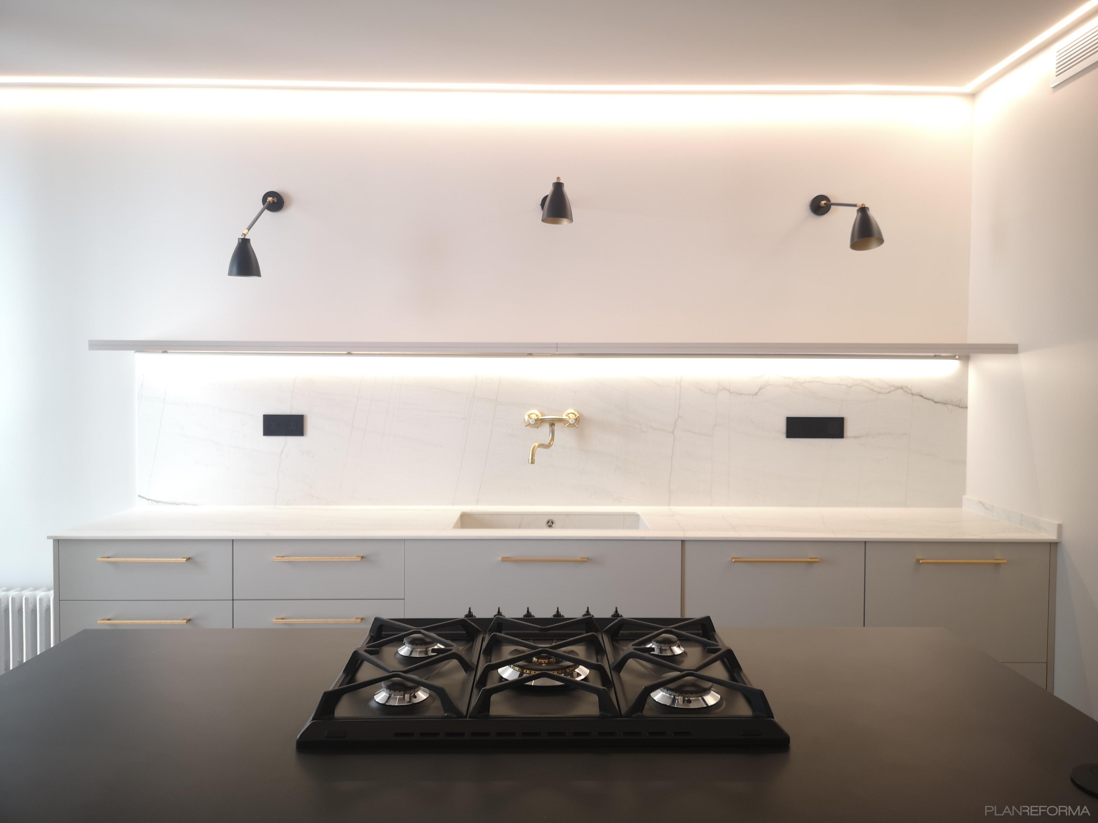 Cocina Estilo contemporaneo Color beige, blanco, plateado