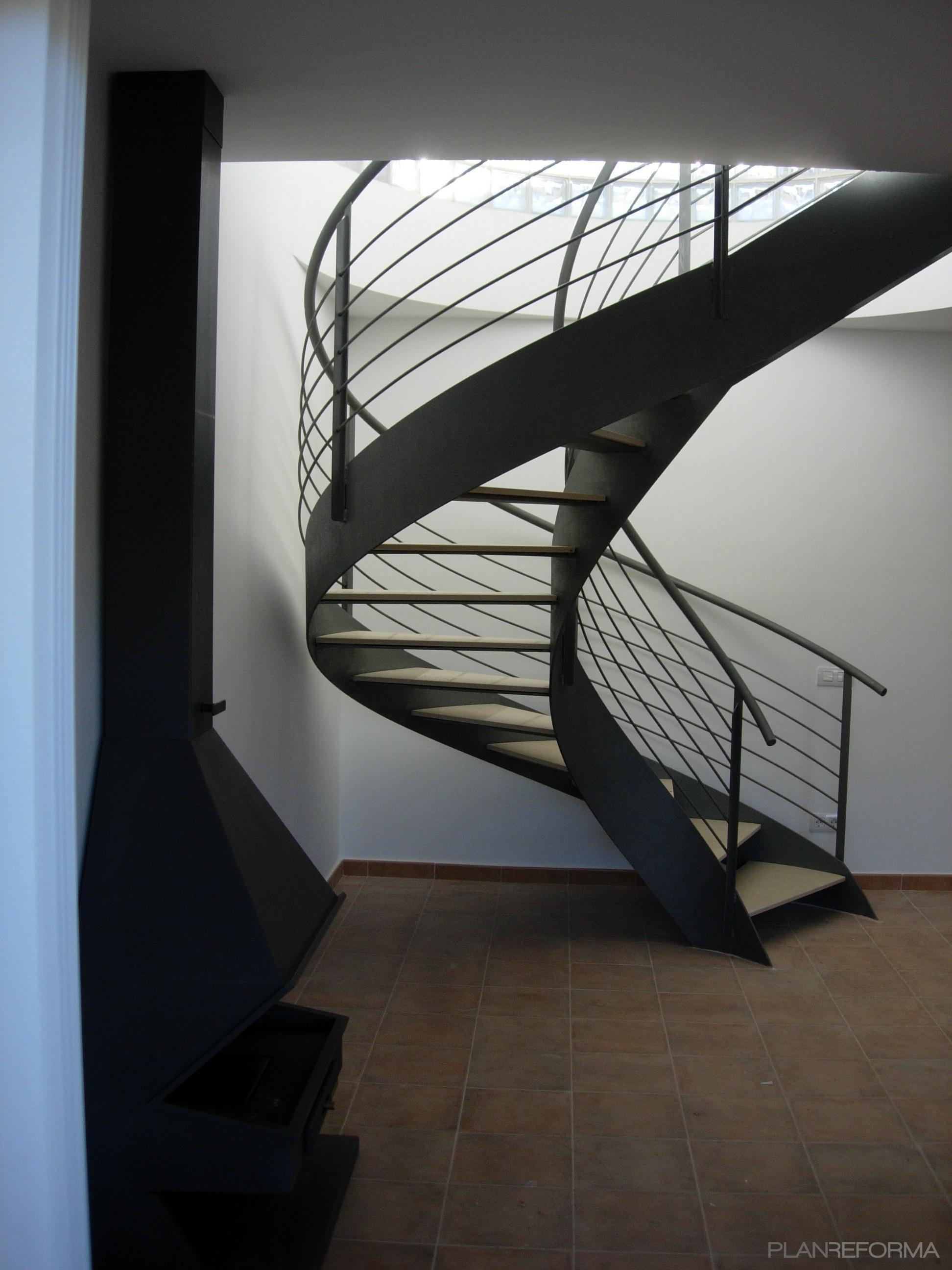 Escalera style moderno color marron, gris, negro