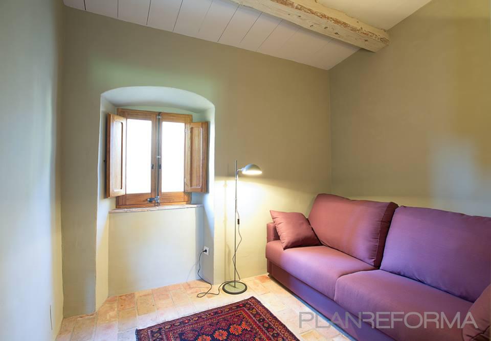 Estudio, Salon style rustico color violeta, marron, blanco, gris