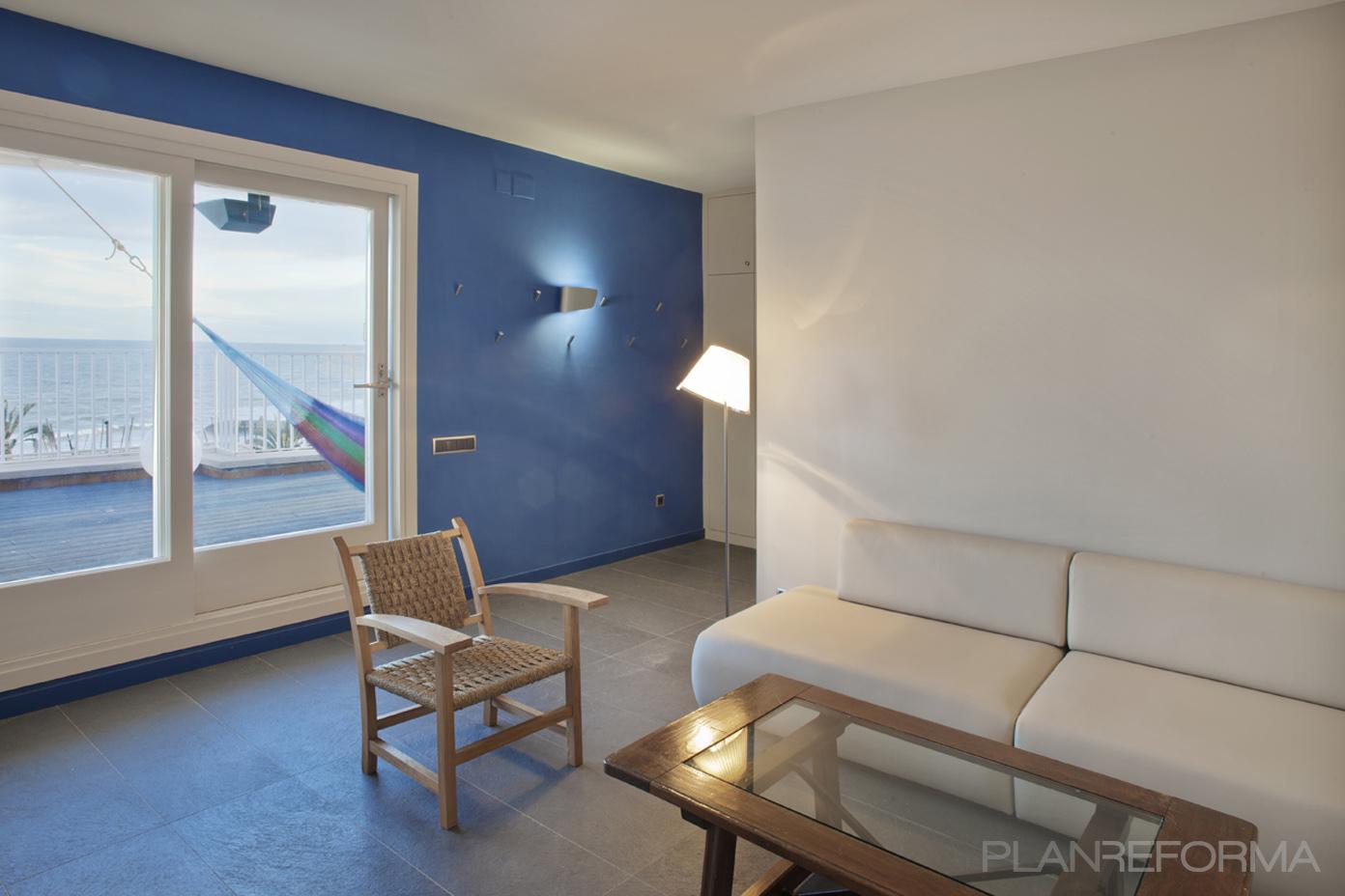 Salon style moderno color azul, marron, blanco, gris