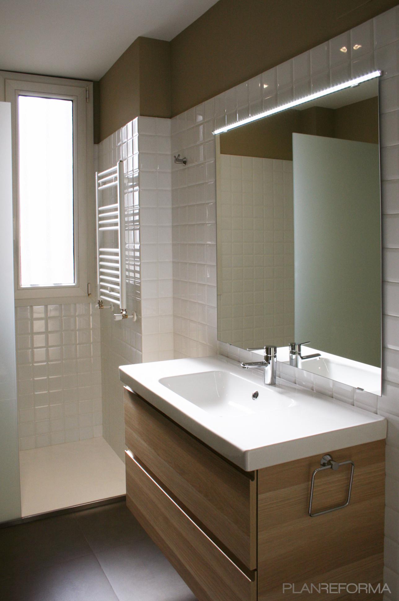 Baño style moderno color marron, blanco, gris