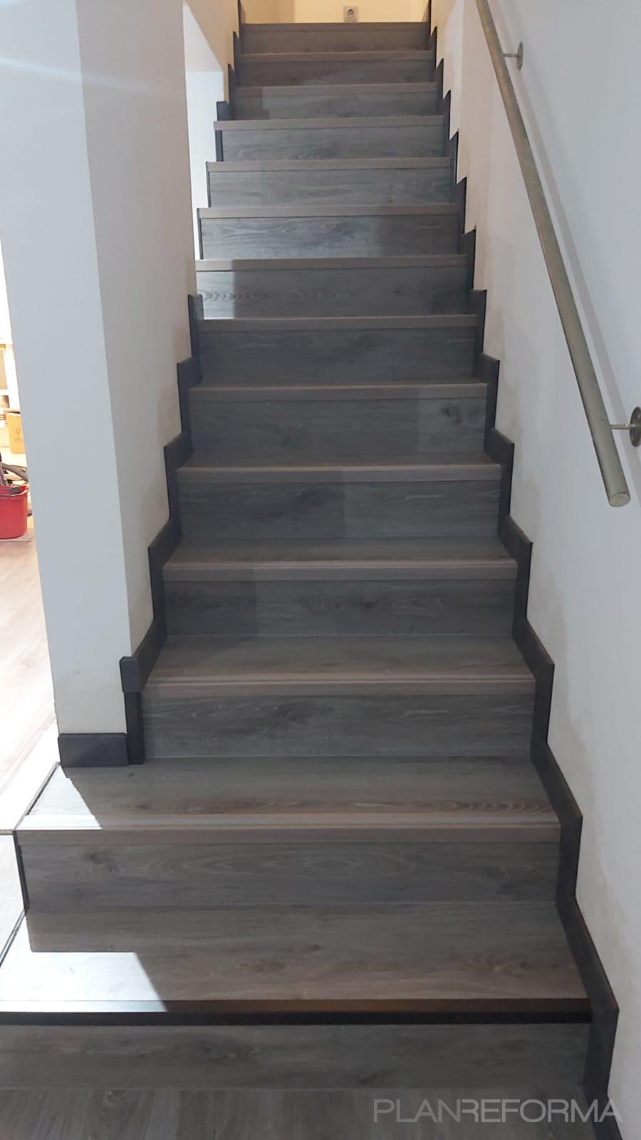 Escalera Estilo moderno Color gris