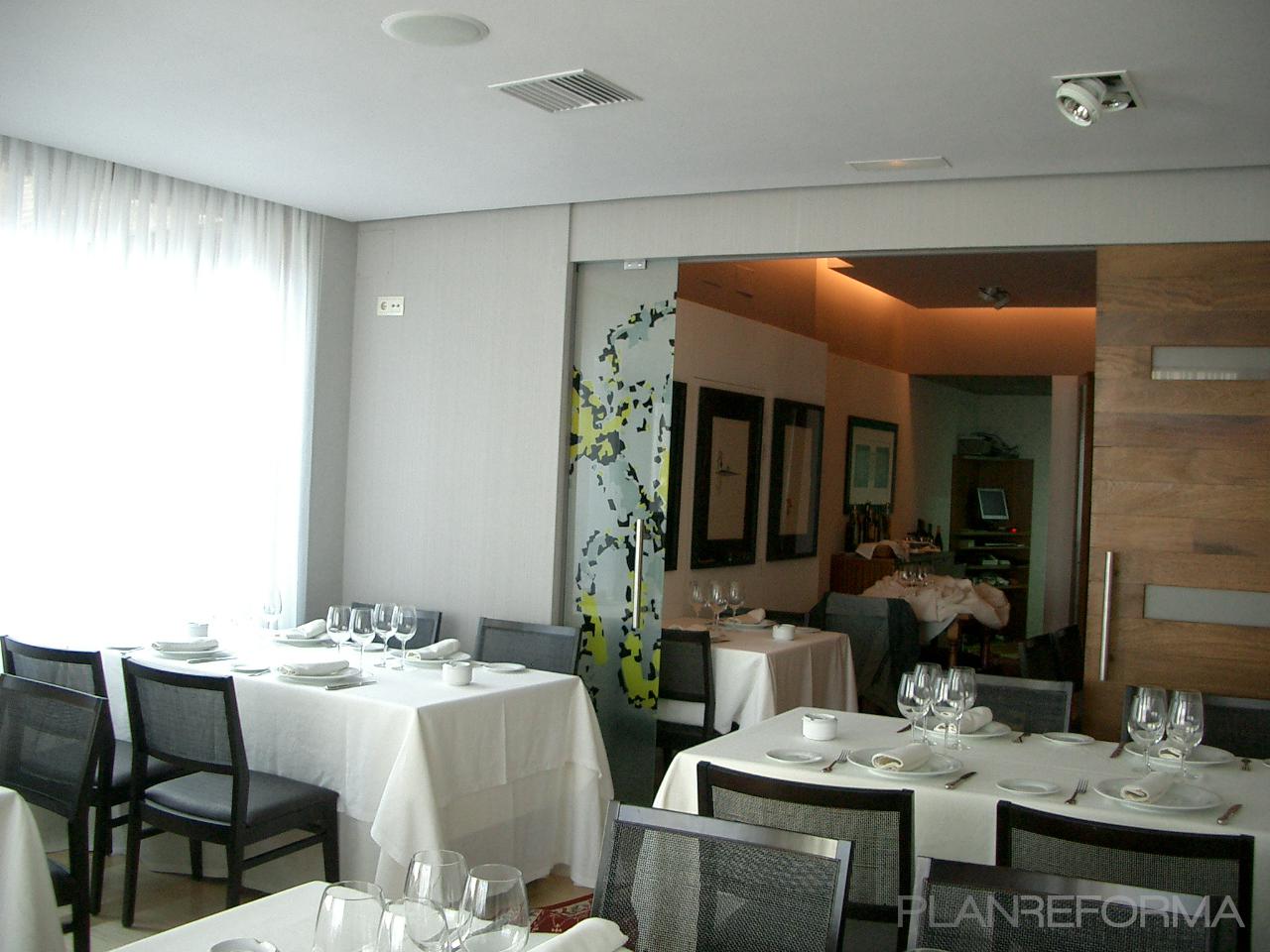 Restaurante style contemporaneo color marron, marron, blanco, gris