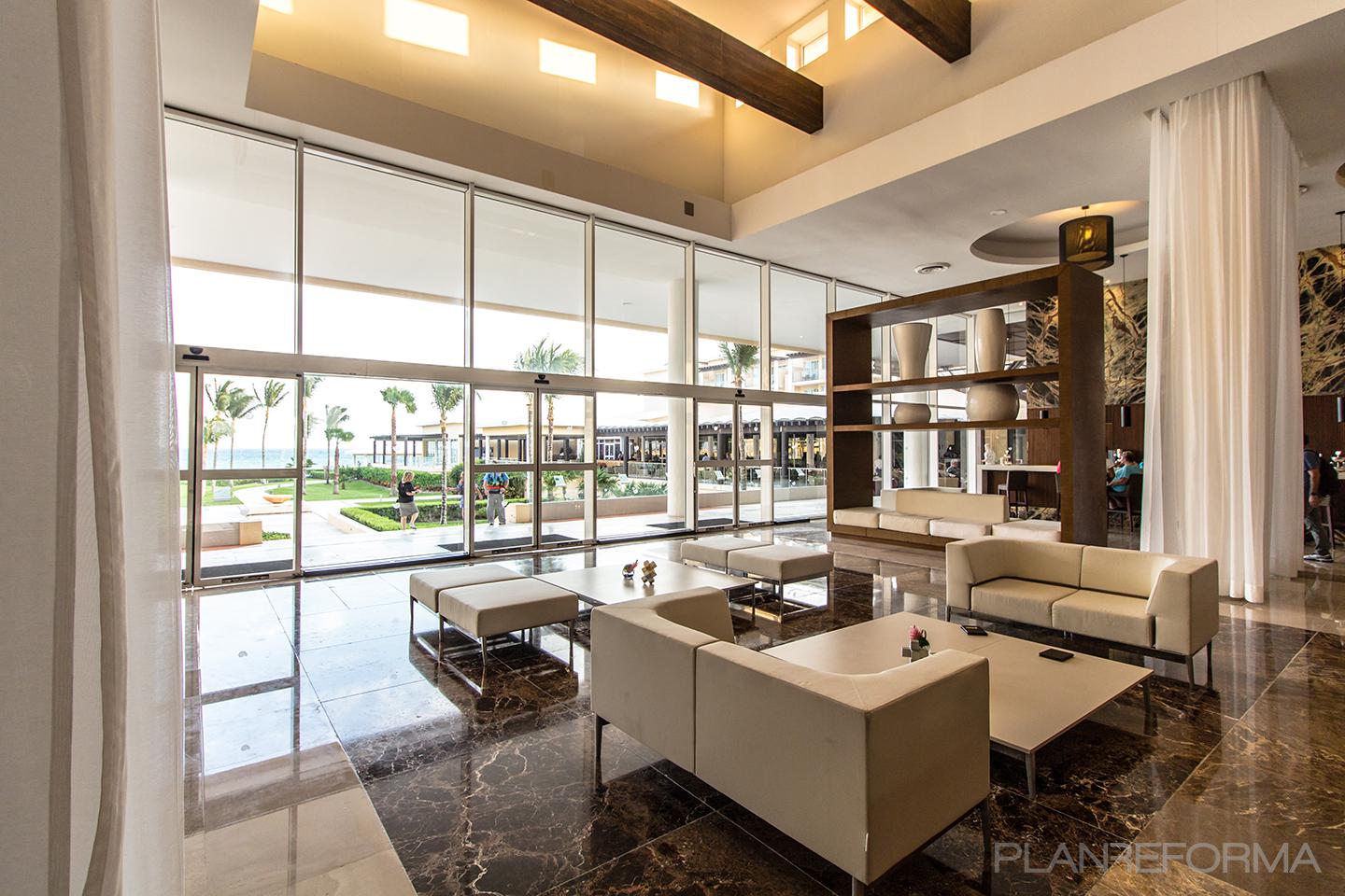 Vestibulo, Hotel Estilo moderno Color beige, marron, blanco