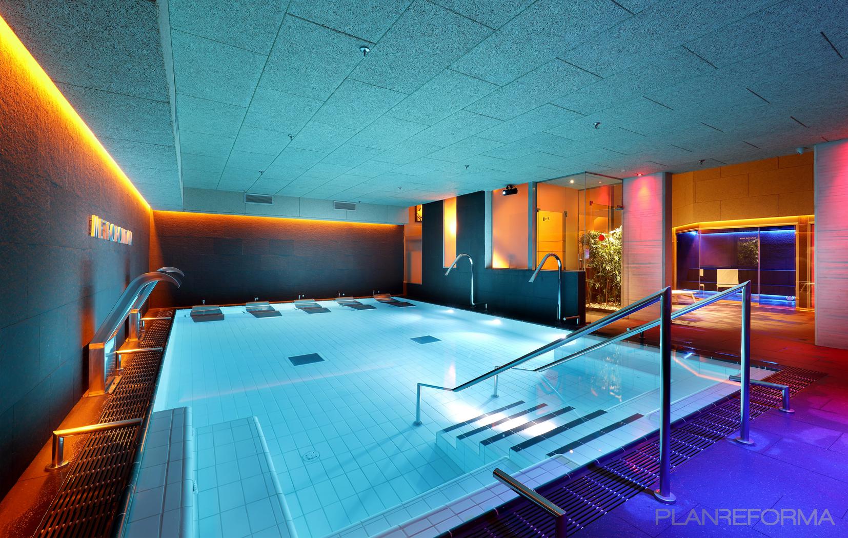 SPA Estilo oriental Color turquesa, violeta, rosa