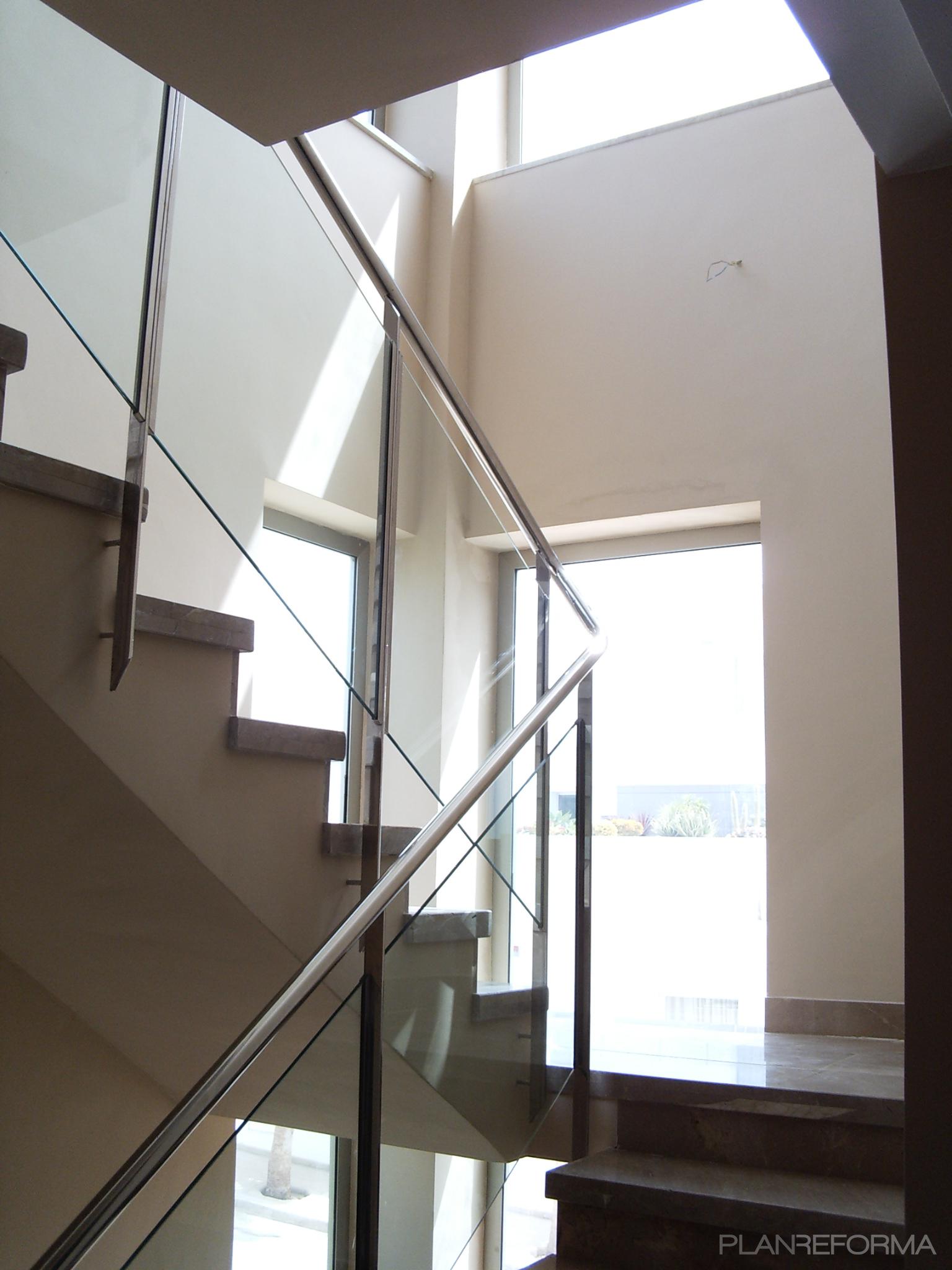Escalera Estilo contemporaneo Color blanco, gris, plateado